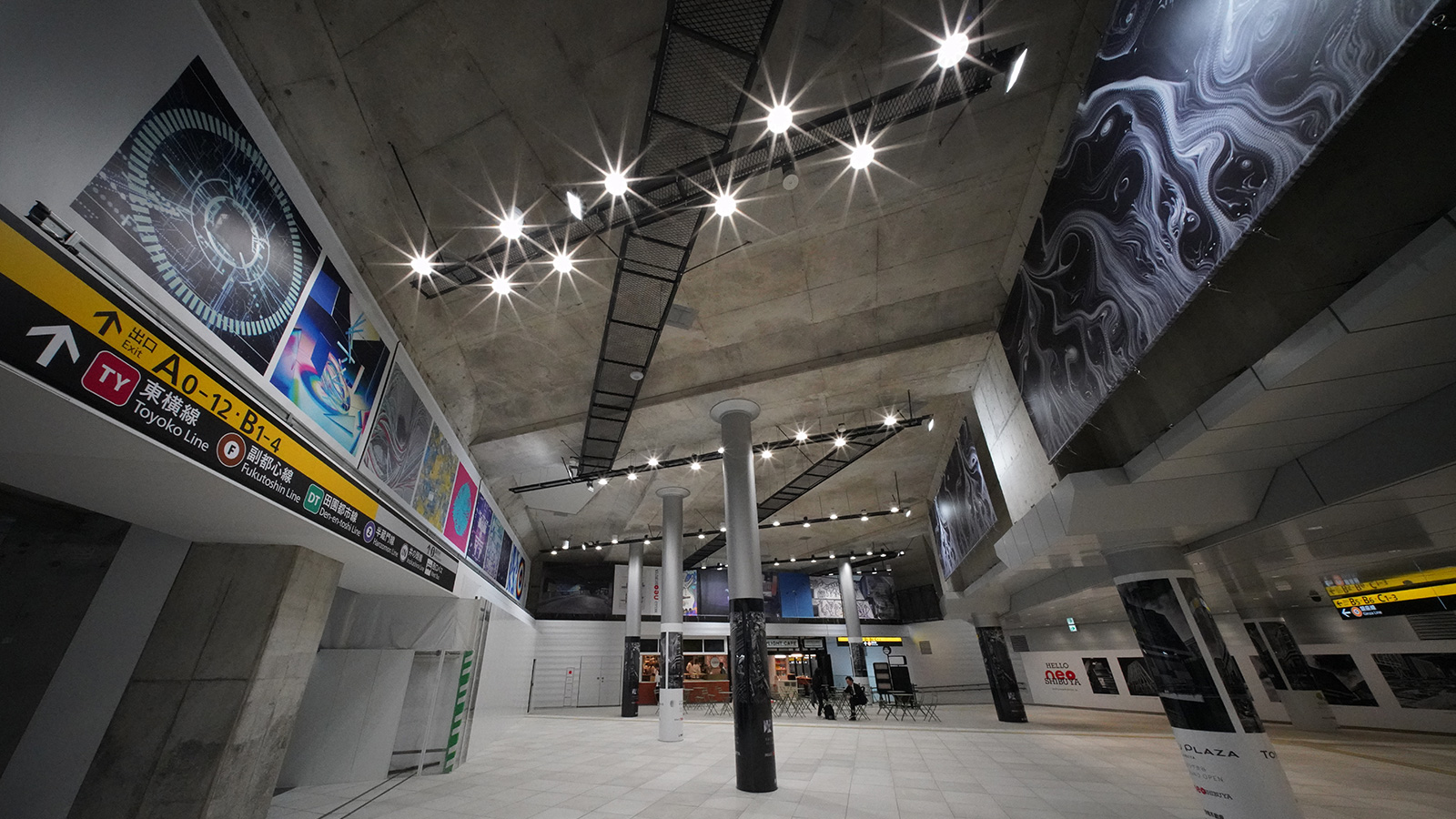 渋谷駅東口地下広場でアーティスト20人によるギャラリーを開催 屋外広告・交通広告業界誌「月刊サインアンドディスプレイ」 3579